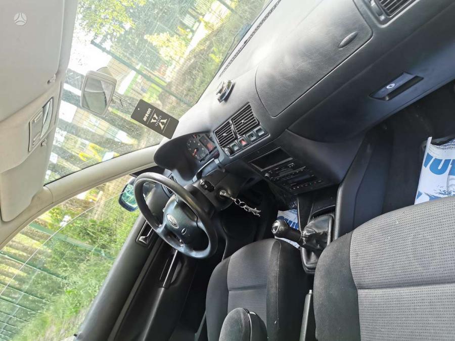 Blue Volkswagen Golf 2001 in Vilnius, with an engine capacity of 1.60 L and mileage of 229 thousand km for 750 €, photo 6 on AUTOMOTO.COM.LV
