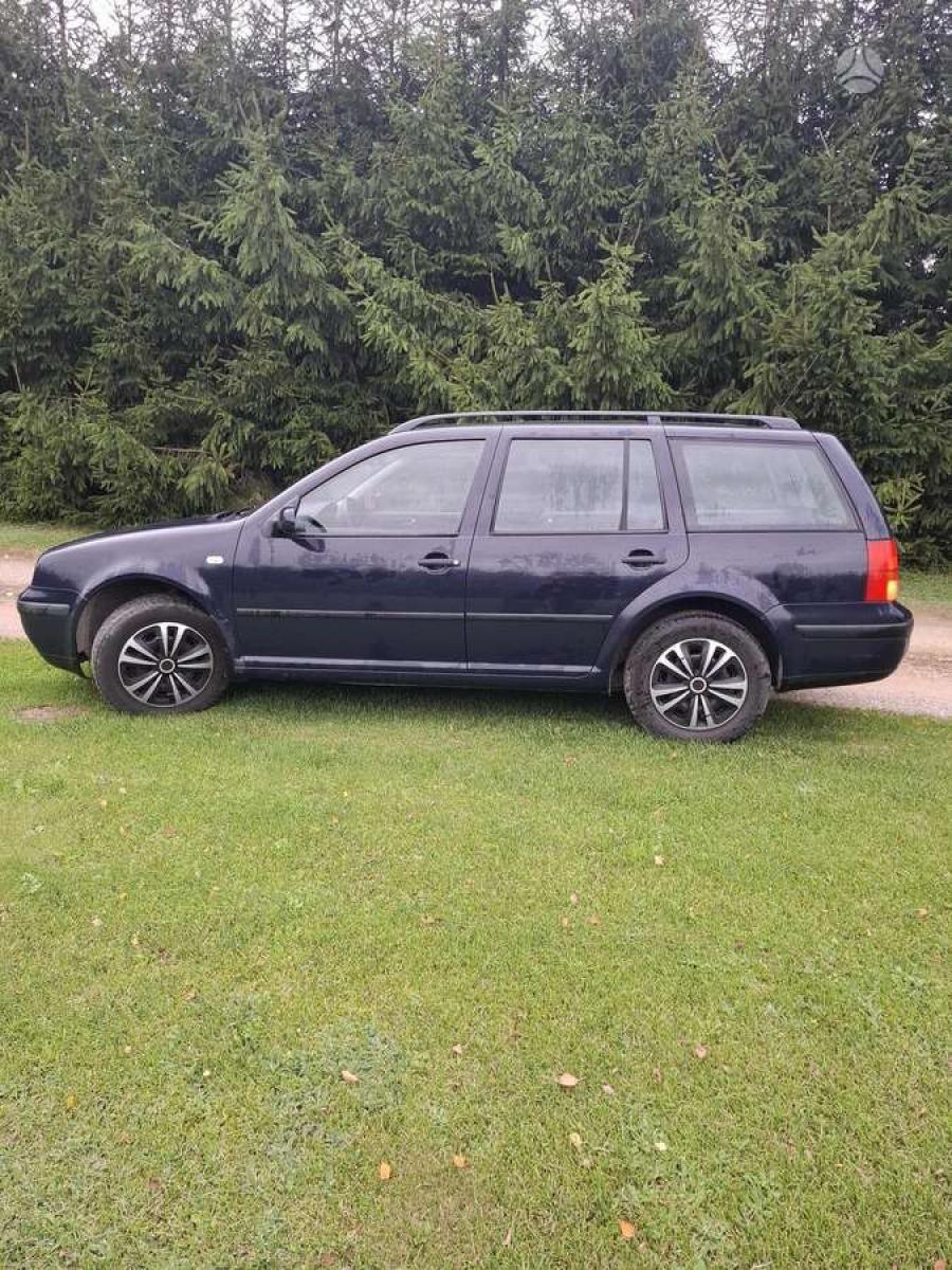 Blue Volkswagen Golf 2002 in Elektrenai, with an engine capacity of 1.40 L and mileage of 334 thousand km for 1200 €, photo 5 on AUTOMOTO.COM.LV