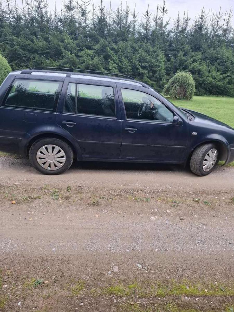 Blue Volkswagen Golf 2002 in Elektrenai, with an engine capacity of 1.40 L and mileage of 334 thousand km for 1200 €, photo 9 on AUTOMOTO.COM.LV