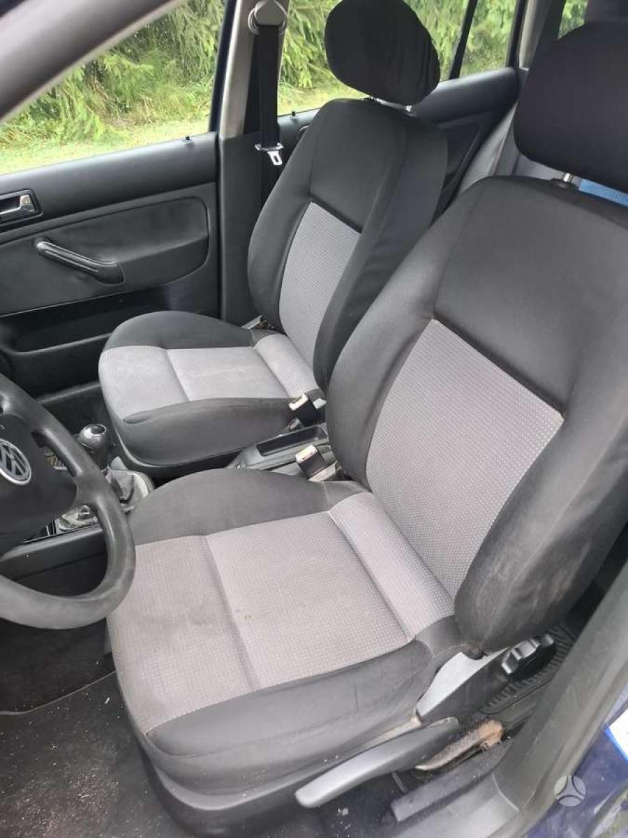Blue Volkswagen Golf 2002 in Elektrenai, with an engine capacity of 1.40 L and mileage of 334 thousand km for 1200 €, photo 14 on AUTOMOTO.COM.LV