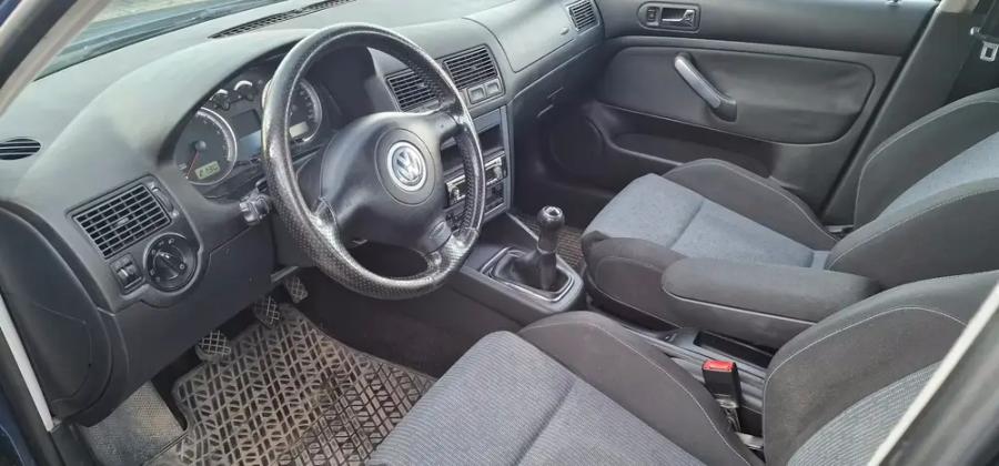 Blue Volkswagen Golf 2003 in Valmiera, with an engine capacity of 1.40 L and mileage of 284 thousand km for 1200 €, photo 9 on AUTOMOTO.COM.LV