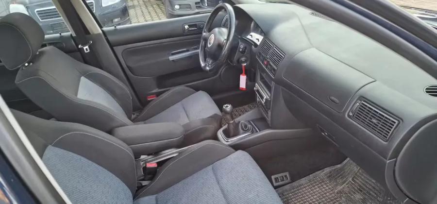 Blue Volkswagen Golf 2003 in Valmiera, with an engine capacity of 1.40 L and mileage of 284 thousand km for 1200 €, photo 10 on AUTOMOTO.COM.LV