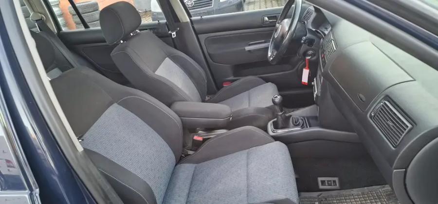 Blue Volkswagen Golf 2003 in Valmiera, with an engine capacity of 1.40 L and mileage of 284 thousand km for 1200 €, photo 13 on AUTOMOTO.COM.LV