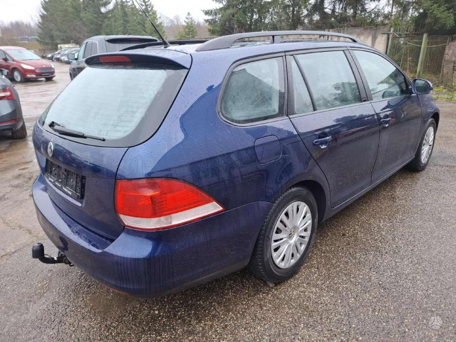 Blue Volkswagen Golf 2009 in Utena, with an engine capacity of 1.90 L and mileage of 290 thousand km for 2250 €, photo 6 on AUTOMOTO.COM.LV