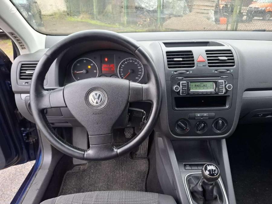 Blue Volkswagen Golf 2009 in Utena, with an engine capacity of 1.90 L and mileage of 290 thousand km for 2250 €, photo 12 on AUTOMOTO.COM.LV