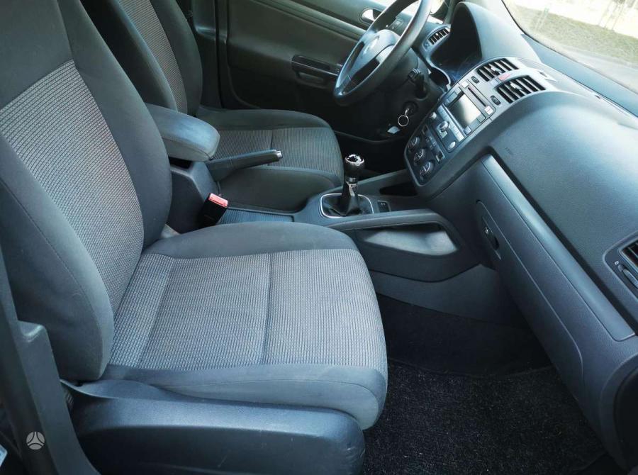 Blue Volkswagen Golf 2009 in Vilnius, with an engine capacity of 1.90 L and mileage of 315 thousand km for 2850 €, photo 4 on AUTOMOTO.COM.LV