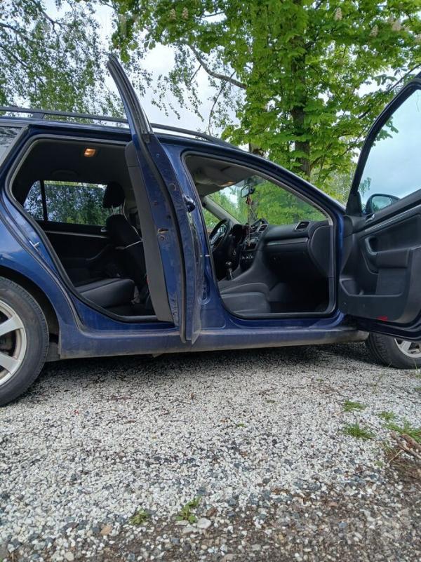 Blue Volkswagen Golf 2011 in Riga, with an engine capacity of 1.60 L and mileage of 385 thousand km for 2100 €, photo 6 on AUTOMOTO.COM.LV