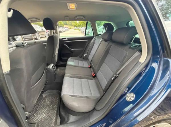 Blue Volkswagen Golf 2011 in Grobiņa, with an engine capacity of 1.60 L and mileage of 288 thousand km for 3800 €, photo 6 on AUTOMOTO.COM.LV