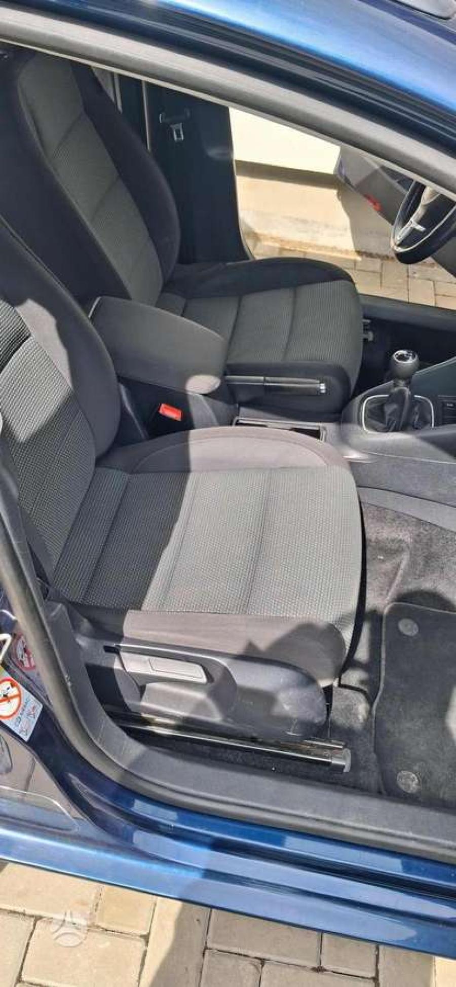 Blue Volkswagen Golf 2012 in Pasvalys, with an engine capacity of 1.60 L and mileage of 204 thousand km for 2950 €, photo 13 on AUTOMOTO.COM.LV