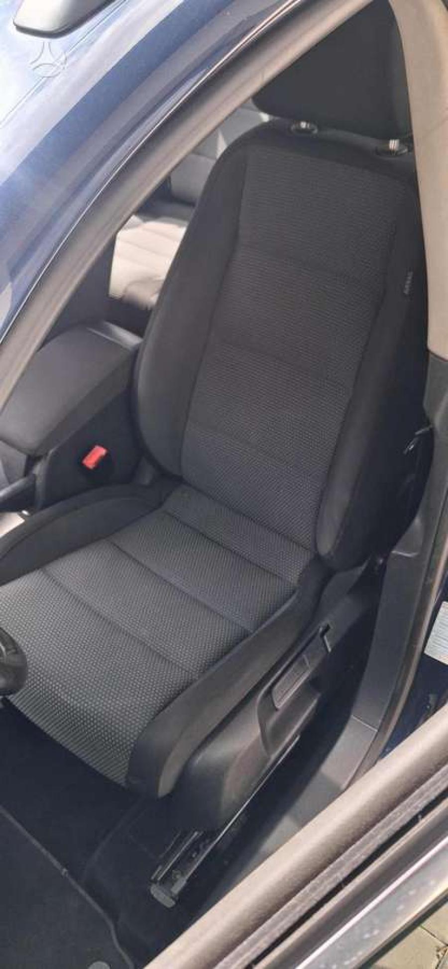 Blue Volkswagen Golf 2012 in Pasvalys, with an engine capacity of 1.60 L and mileage of 204 thousand km for 2950 €, photo 15 on AUTOMOTO.COM.LV