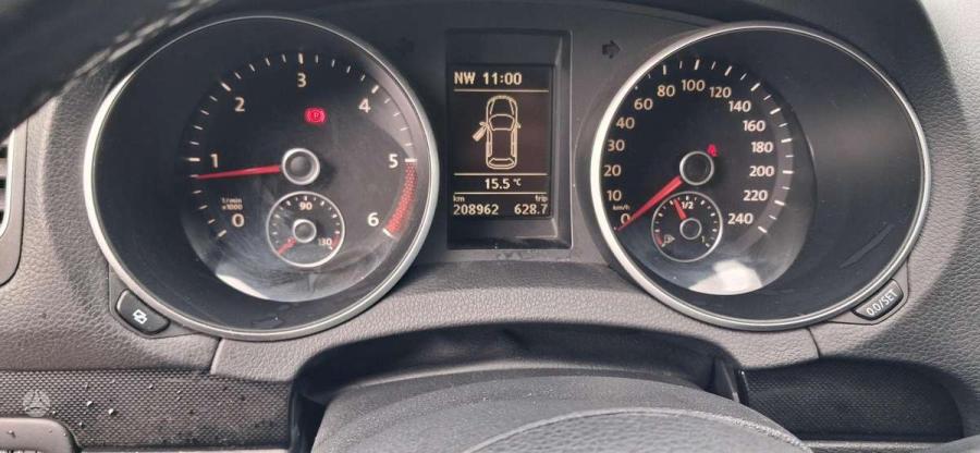 Blue Volkswagen Golf 2012 in Pasvalys, with an engine capacity of 1.60 L and mileage of 204 thousand km for 2950 €, photo 16 on AUTOMOTO.COM.LV