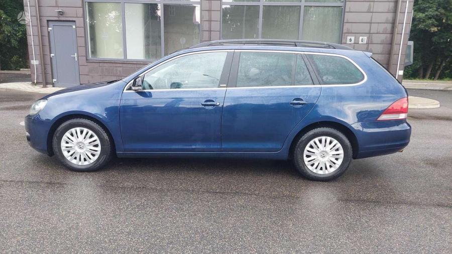 Blue Volkswagen Golf 2012 in Utena, with an engine capacity of 1.60 L and mileage of 296 thousand km for 3450 €, photo 4 on AUTOMOTO.COM.LV