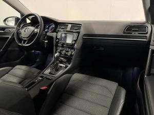 Blue Volkswagen Golf 2016 in Jurmala, with an engine capacity of 1.60 L and mileage of 271 thousand km for 7750 €, photo 20 on AUTOMOTO.COM.LV