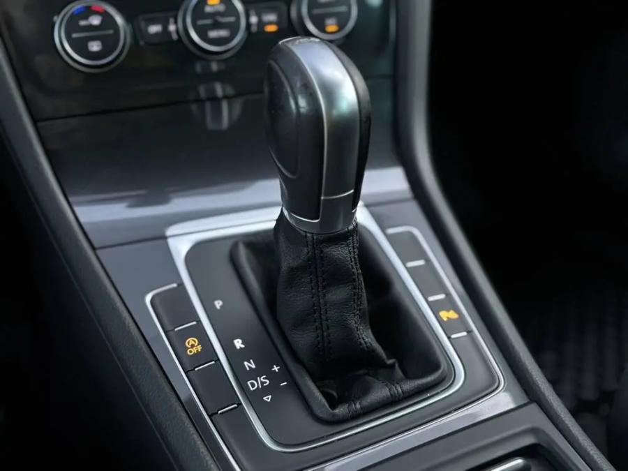 Zils Volkswagen Golf 2017 Rīga, ar dzinēja tilpumu 1.50 L un nobraukumu 140 tūkst. km par 9900 €, foto 16 vietnē AUTOMOTO.COM.LV