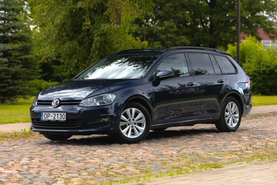 Blue Volkswagen Golf 2017 in Jelgava, with an engine capacity of 1.60 L and mileage of 226 thousand km for 7490 €, photo 1 on AUTOMOTO.COM.LV