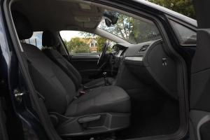 Blue Volkswagen Golf 2017 in Jelgava, with an engine capacity of 1.60 L and mileage of 226 thousand km for 7490 €, photo 8 on AUTOMOTO.COM.LV