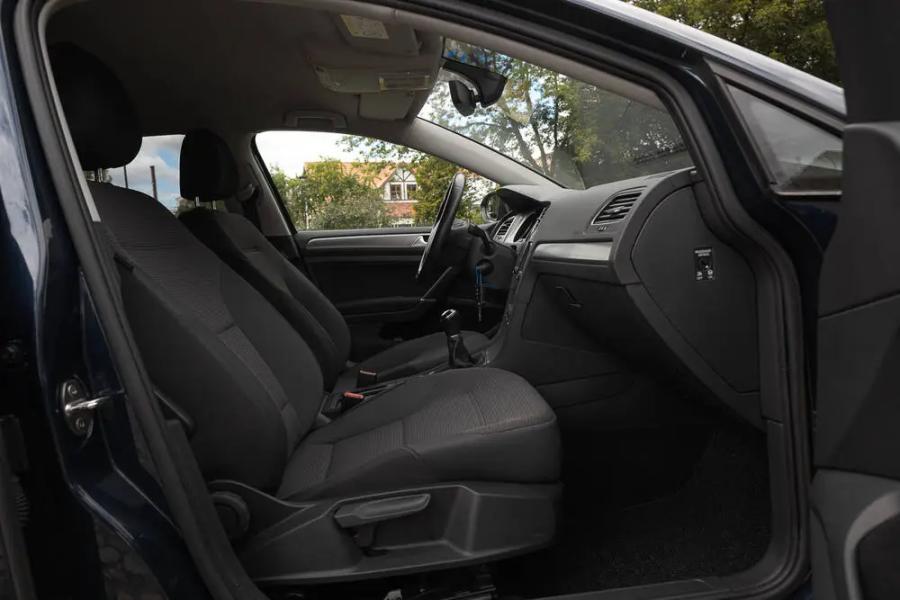 Blue Volkswagen Golf 2017 in Jelgava, with an engine capacity of 1.60 L and mileage of 226 thousand km for 7490 €, photo 8 on AUTOMOTO.COM.LV