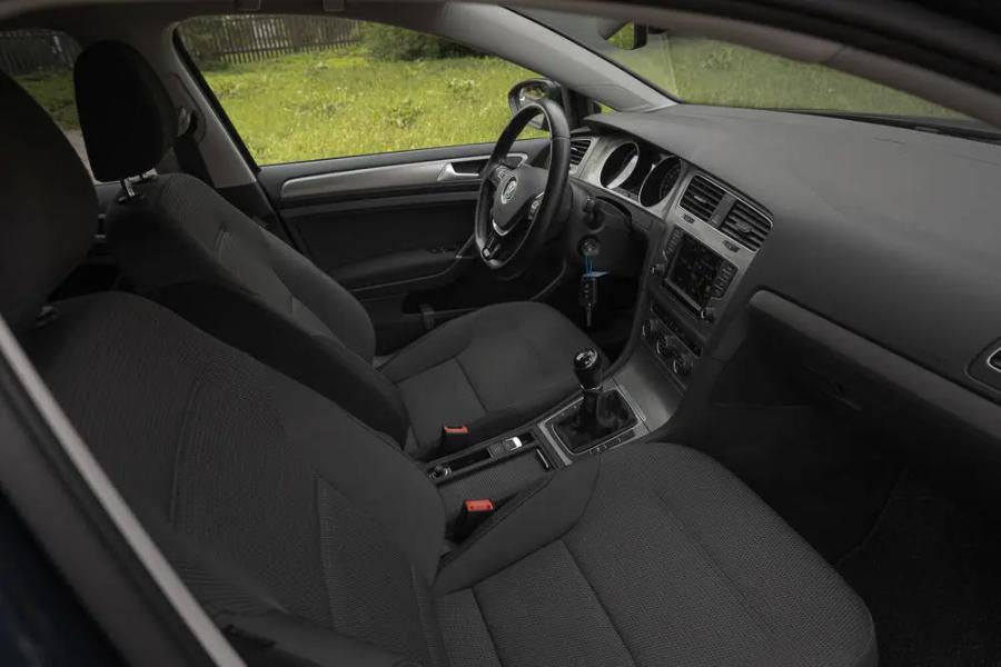 Blue Volkswagen Golf 2017 in Jelgava, with an engine capacity of 1.60 L and mileage of 226 thousand km for 7490 €, photo 9 on AUTOMOTO.COM.LV
