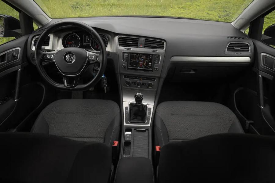 Blue Volkswagen Golf 2017 in Jelgava, with an engine capacity of 1.60 L and mileage of 226 thousand km for 7490 €, photo 12 on AUTOMOTO.COM.LV