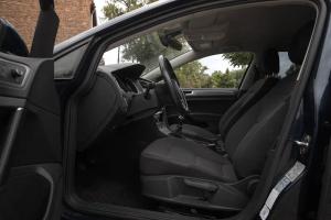 Blue Volkswagen Golf 2017 in Jelgava, with an engine capacity of 1.60 L and mileage of 226 thousand km for 7490 €, photo 14 on AUTOMOTO.COM.LV