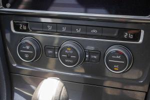 Zils Volkswagen Golf 2020 Kauņa, ar dzinēja tilpumu 1.50 L un nobraukumu 193 tūkst. km par 10700 €, foto 18 vietnē AUTOMOTO.COM.LV