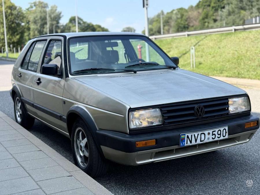 Brown Volkswagen Golf 1987 in Vilnius, with an engine capacity of 1.60 L and mileage of 171 thousand km for 1499 €, photo 6 on AUTOMOTO.COM.LV