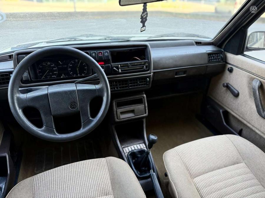 Brown Volkswagen Golf 1987 in Vilnius, with an engine capacity of 1.60 L and mileage of 171 thousand km for 1499 €, photo 8 on AUTOMOTO.COM.LV