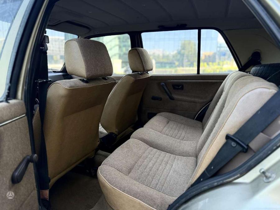 Brown Volkswagen Golf 1987 in Vilnius, with an engine capacity of 1.60 L and mileage of 171 thousand km for 1499 €, photo 9 on AUTOMOTO.COM.LV