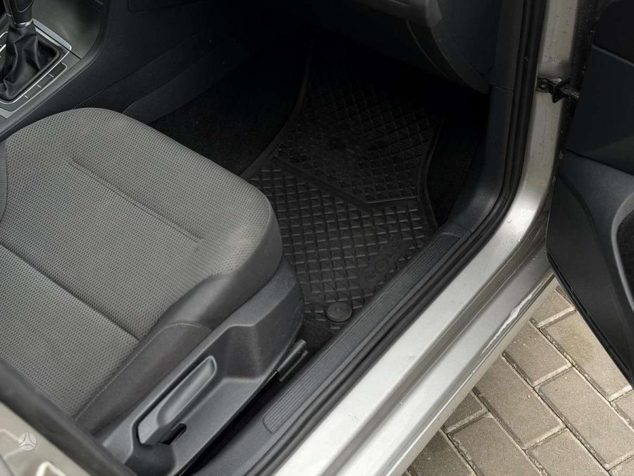 Brown Volkswagen Golf 2013 in Rokiskis, with an engine capacity of 1.40 L and mileage of 260 thousand km for 5150 €, photo 27 on AUTOMOTO.COM.LV