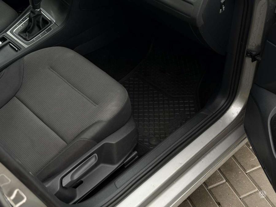 Brown Volkswagen Golf 2013 in Rokiskis, with an engine capacity of 1.40 L and mileage of 260 thousand km for 4650 €, photo 27 on AUTOMOTO.COM.LV