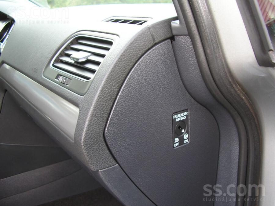 Brown Volkswagen Golf 2015 in Riga, with an engine capacity of 1.60 L and mileage of 0 thousand km for 8650 €, photo 28 on AUTOMOTO.COM.LV