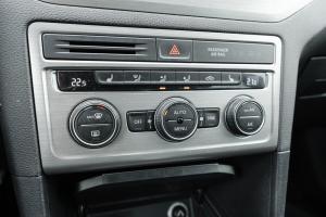 Brown Volkswagen Golf 2017 in Riga, with an engine capacity of 1.40 L and mileage of 154 thousand km for 9500 €, photo 13 on AUTOMOTO.COM.LV