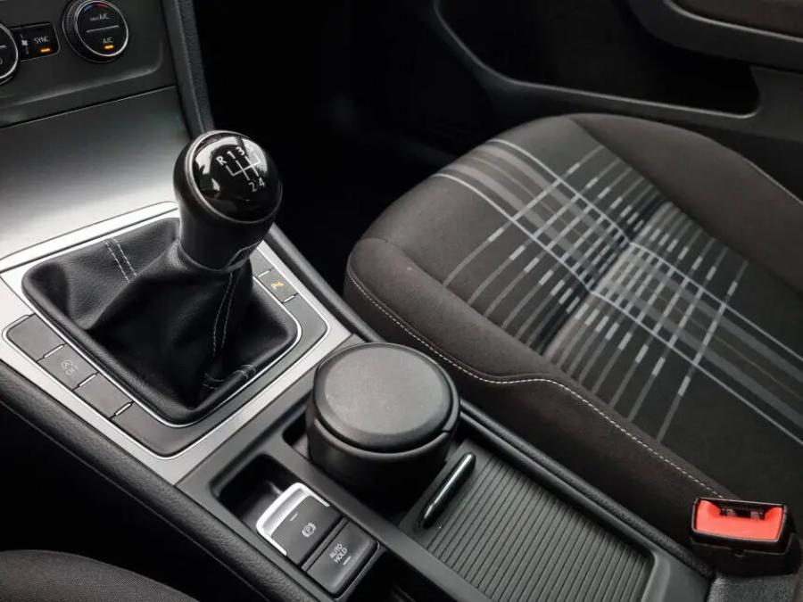 Brūns Volkswagen Golf 2015 Jēkabpils, ar dzinēja tilpumu 1.60 L un nobraukumu 259 tūkst. km par 7650 €, foto 28 vietnē AUTOMOTO.COM.LV