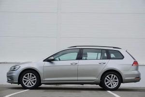 Brown Volkswagen Golf 2017 in Riga, with an engine capacity of 1.60 L and mileage of 208 thousand km for 8900 €, photo 6 on AUTOMOTO.COM.LV