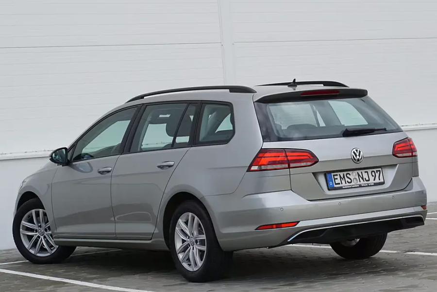 Brown Volkswagen Golf 2017 in Riga, with an engine capacity of 1.60 L and mileage of 208 thousand km for 8900 €, photo 8 on AUTOMOTO.COM.LV