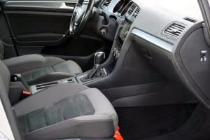 Brown Volkswagen Golf 2017 in Riga, with an engine capacity of 1.60 L and mileage of 208 thousand km for 8900 €, photo 13 on AUTOMOTO.COM.LV