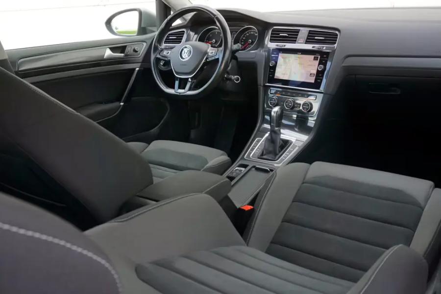 Brown Volkswagen Golf 2017 in Riga, with an engine capacity of 1.60 L and mileage of 208 thousand km for 8900 €, photo 14 on AUTOMOTO.COM.LV