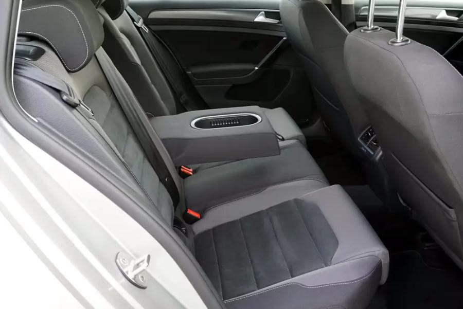 Brown Volkswagen Golf 2017 in Riga, with an engine capacity of 1.60 L and mileage of 208 thousand km for 8900 €, photo 15 on AUTOMOTO.COM.LV