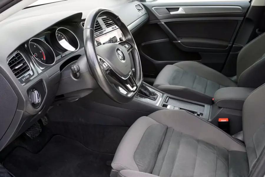 Brown Volkswagen Golf 2017 in Riga, with an engine capacity of 1.60 L and mileage of 208 thousand km for 8900 €, photo 16 on AUTOMOTO.COM.LV