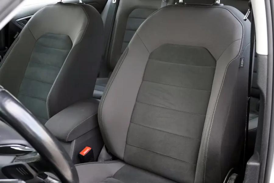 Brown Volkswagen Golf 2017 in Riga, with an engine capacity of 1.60 L and mileage of 208 thousand km for 8900 €, photo 17 on AUTOMOTO.COM.LV