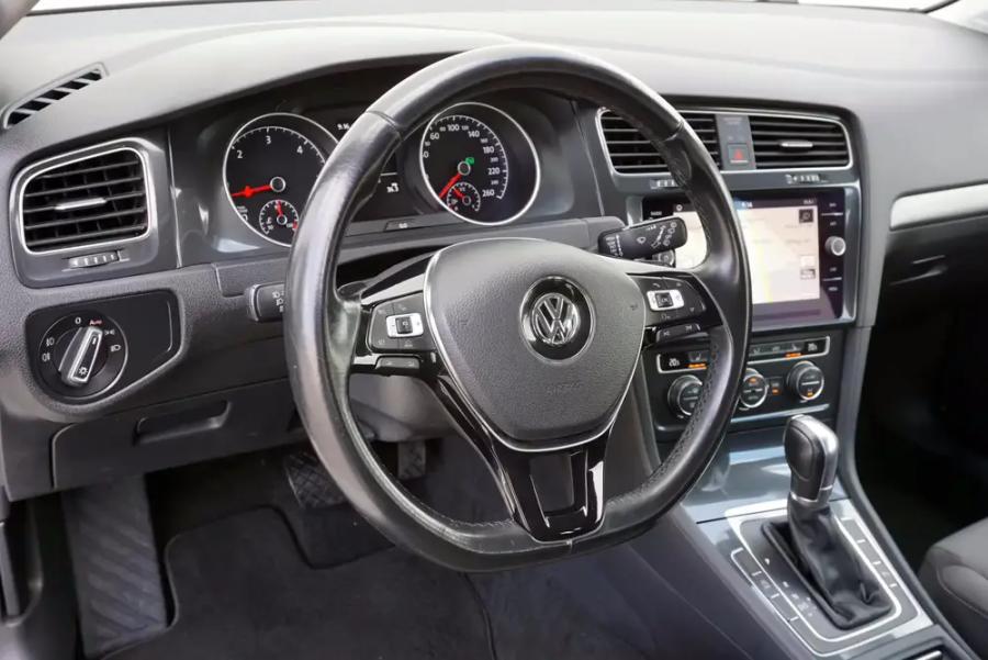 Brown Volkswagen Golf 2017 in Riga, with an engine capacity of 1.60 L and mileage of 208 thousand km for 8900 €, photo 18 on AUTOMOTO.COM.LV