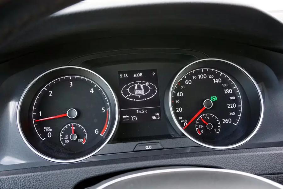 Brown Volkswagen Golf 2017 in Riga, with an engine capacity of 1.60 L and mileage of 208 thousand km for 8900 €, photo 19 on AUTOMOTO.COM.LV