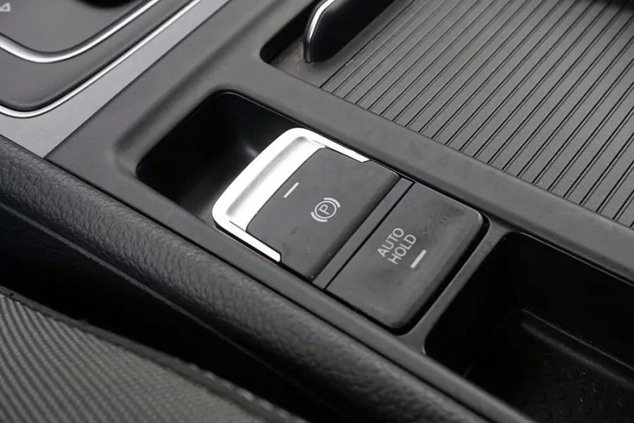 Brown Volkswagen Golf 2017 in Riga, with an engine capacity of 1.60 L and mileage of 208 thousand km for 8900 €, photo 23 on AUTOMOTO.COM.LV