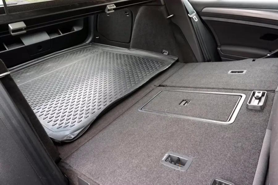 Brown Volkswagen Golf 2017 in Riga, with an engine capacity of 1.60 L and mileage of 208 thousand km for 8900 €, photo 25 on AUTOMOTO.COM.LV
