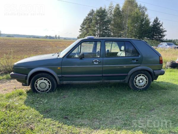 Green Volkswagen Golf 1985 in Tukums, with an engine capacity of 1.80 L and mileage of 289 thousand km for 1900 €, photo 3 on AUTOMOTO.COM.LV