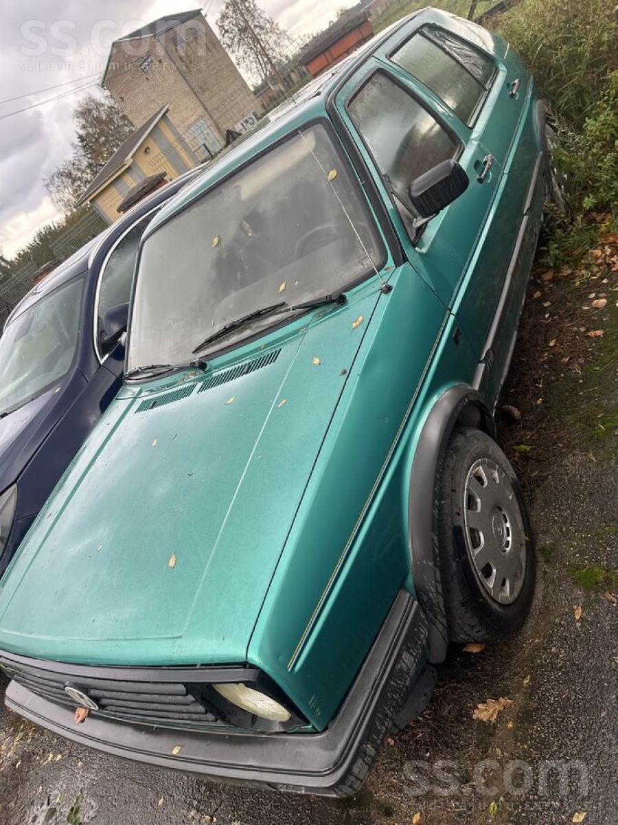 Green Volkswagen Golf 1989 in Liepaja, with an engine capacity of 1.60 L and mileage of 367 thousand km for 550 €, photo 3 on AUTOMOTO.COM.LV