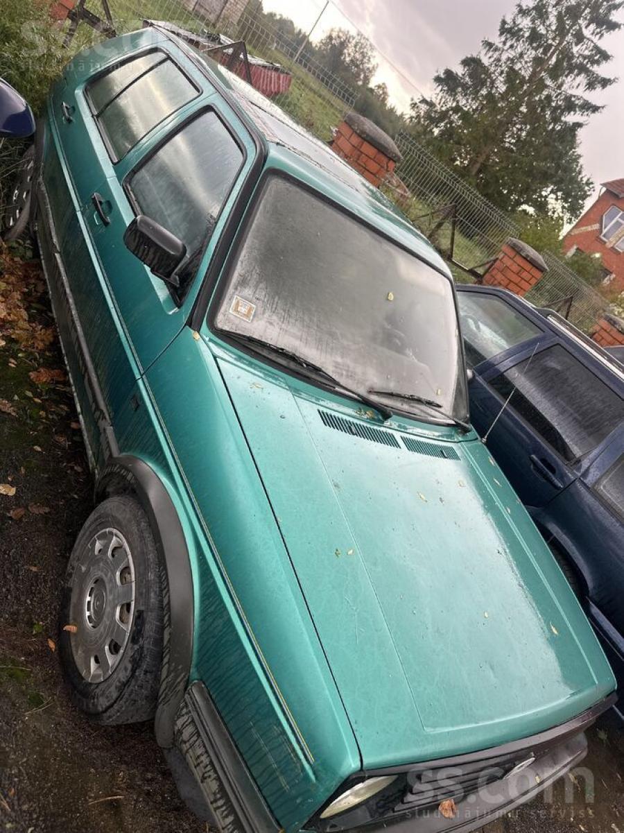 Green Volkswagen Golf 1989 in Liepaja, with an engine capacity of 1.60 L and mileage of 367 thousand km for 550 €, photo 5 on AUTOMOTO.COM.LV
