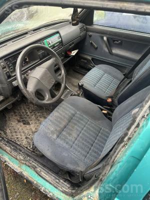 Green Volkswagen Golf 1989 in Liepaja, with an engine capacity of 1.60 L and mileage of 367 thousand km for 550 €, photo 6 on AUTOMOTO.COM.LV