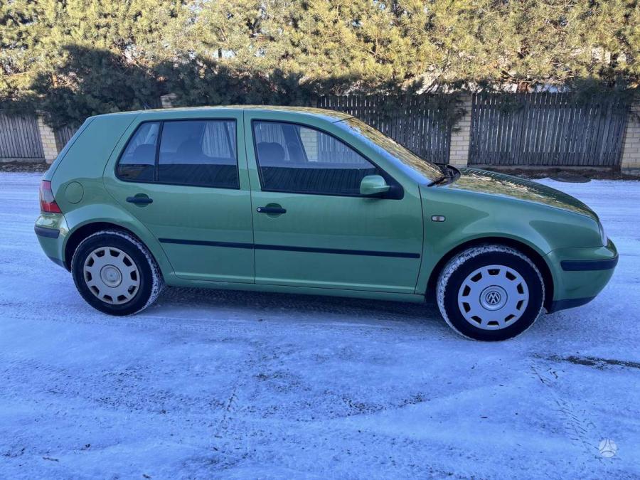 Zaļš Volkswagen Golf 1998 Marijampole, ar dzinēja tilpumu 1.60 L un nobraukumu 201 tūkst. km par 1100 €, foto 3 vietnē AUTOMOTO.COM.LV