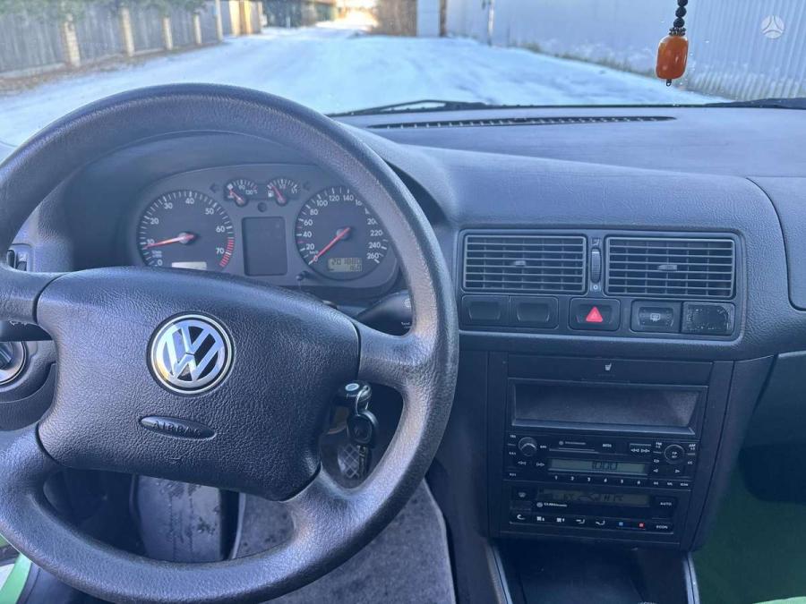 Zaļš Volkswagen Golf 1998 Marijampole, ar dzinēja tilpumu 1.60 L un nobraukumu 201 tūkst. km par 1100 €, foto 10 vietnē AUTOMOTO.COM.LV